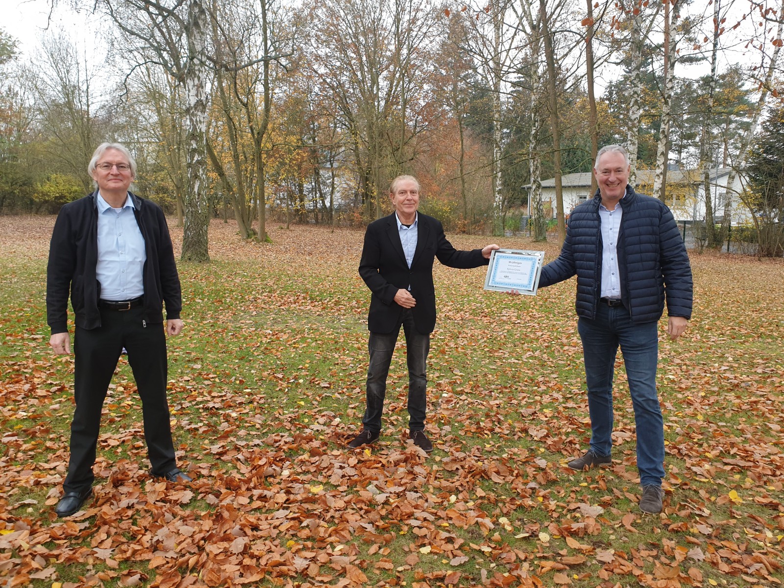 Zum 30-jährigen Firmenjubiläum dankt die Geschäftsleitung Herrn Raabe ...